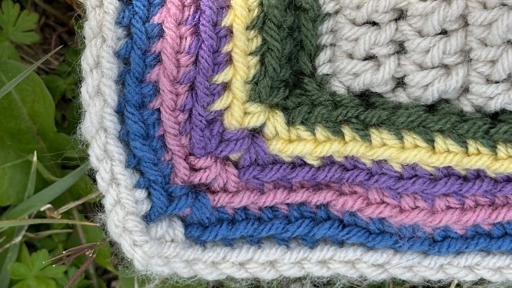 How to Crochet a Colorful Envelope Border - Free Pattern - Juniper and ...
